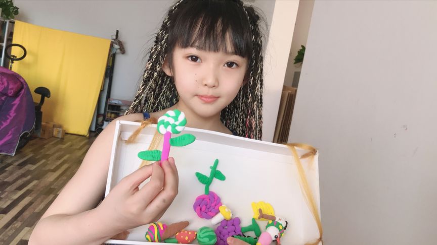 90后宝妈又看到小女孩在捏泥人,橡皮泥捏的葡萄一串一串的好漂亮