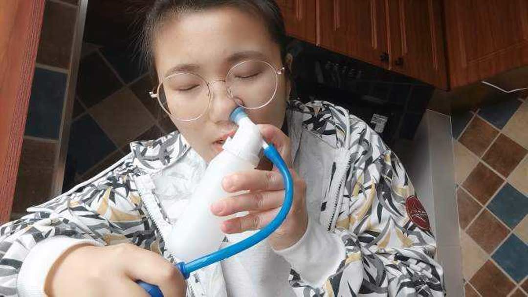 鼻炎导致鼻涕倒流到喉咙老吐痰,无需药物,一个简单方法可缓解