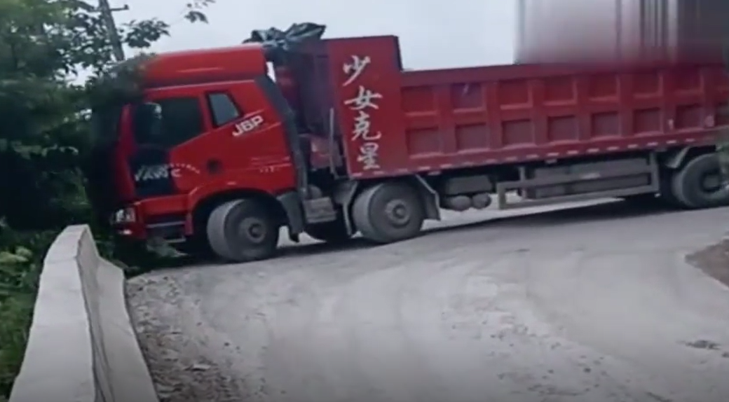 行车记录仪:拐弯角度把握的太好了