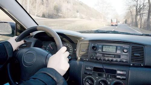 车刚一打着火为什么会抖动?