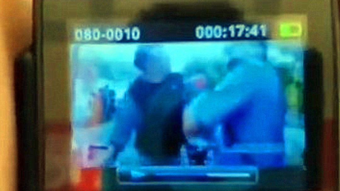 女子驾驶无牌电动三轮车上路 当街撕毁罚单扇交警巴掌