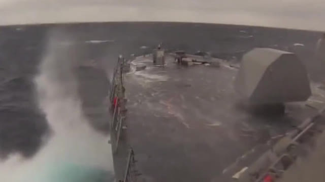 美海军舰在太平洋航行时,遭遇了强风暴雨,一路乘风破浪啊