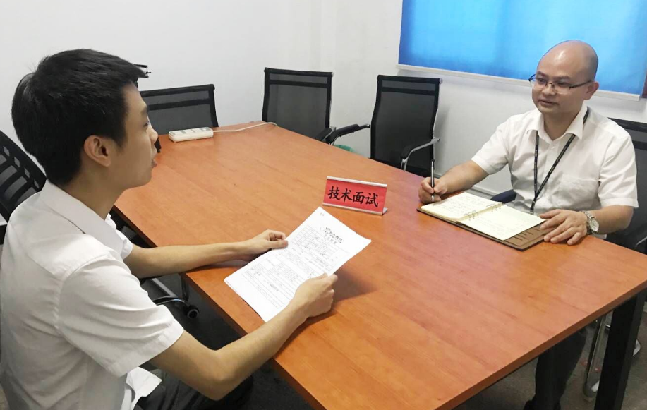 为什么面试官会问应聘者“你爸妈做什么工作”?看完总算明白了