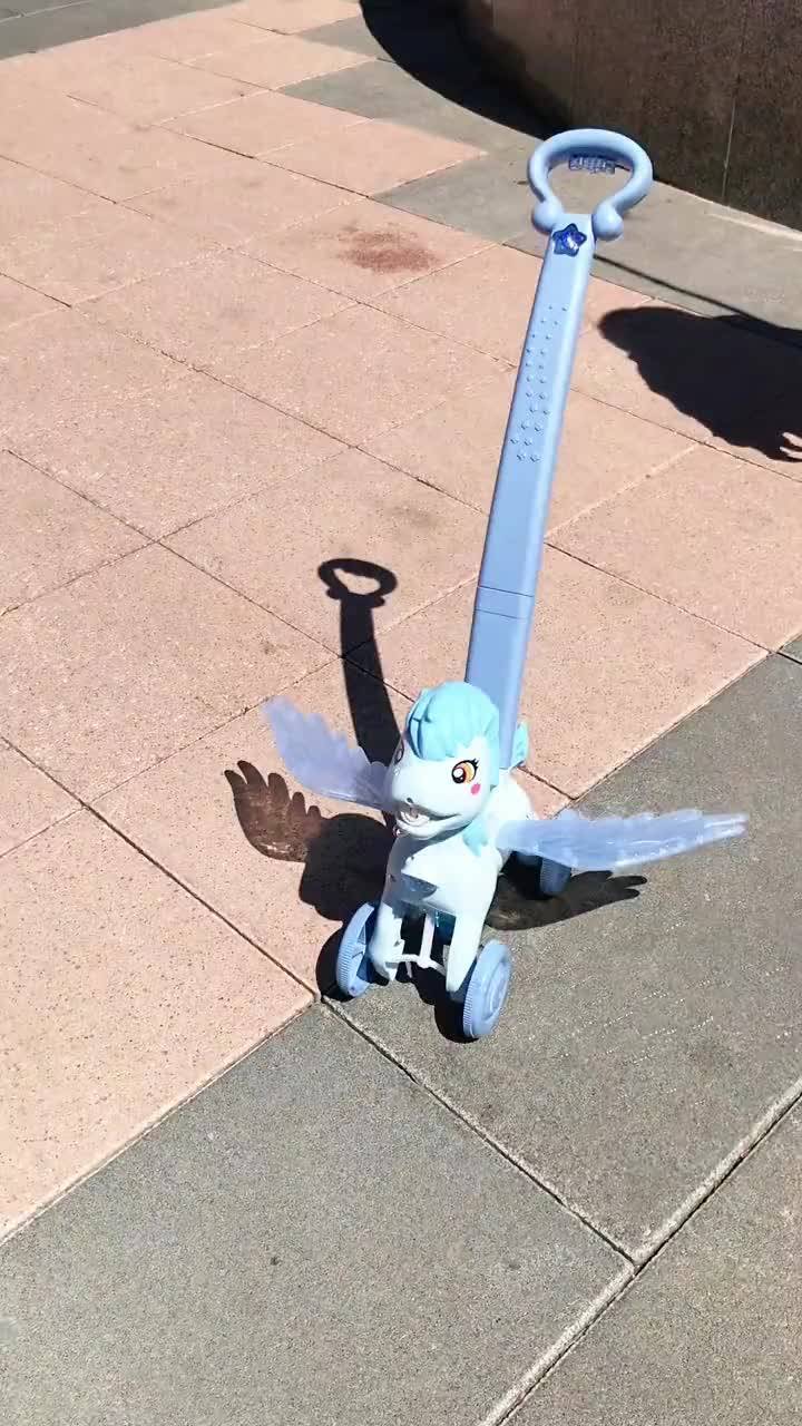 可爱的卡通飞马泡泡手推车送给宝宝的新玩具