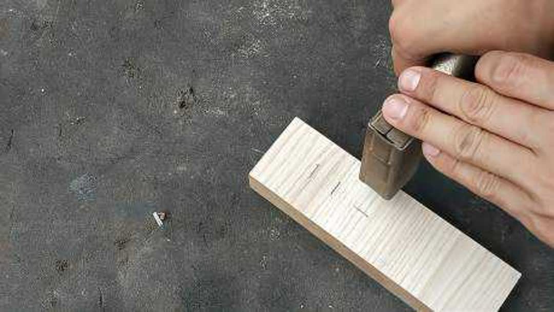 大家知道这个手动钉枪是用来做什么的吗?里面是什么结构原理呢