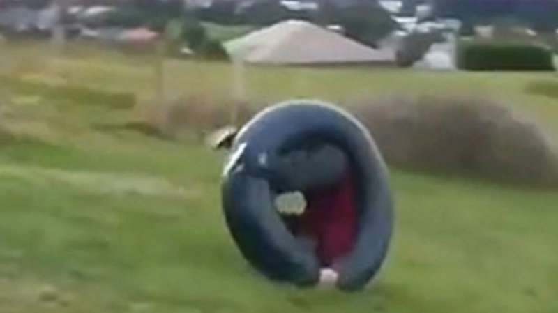 外国人少系列,钻进大汽车的轮胎中间从山坡上滚下去,真是太会玩