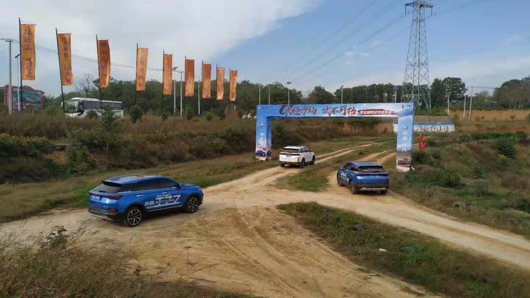 第一人称视角,专业越野场地,带你体验奔腾T99安全带起到大作用