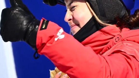 30秒|谷爱凌提前晋级决赛,等待成绩时在现场吃起韭菜盒子