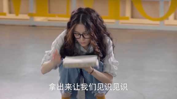 漂亮的李慧珍:同事热火朝天的聊包,慧珍竟然一边听一边记笔记!