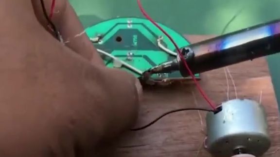 用直流电动机作为动能,教你制作一个小灯,趣味十足!