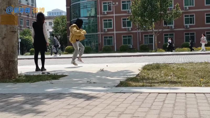 【当20岁宝宝遇上跳格子】又到“六一”,谁还不是个宝宝呢?当大学...