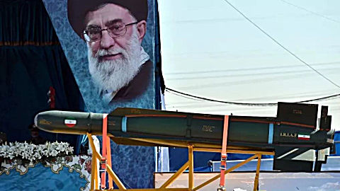 伊朗同时亮出三张大牌,美国敢开战,必将遭到强硬报复