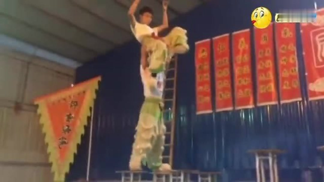 当没有狮头, 舞狮时的一些高难度动作曝光! 心跳都不自觉加速