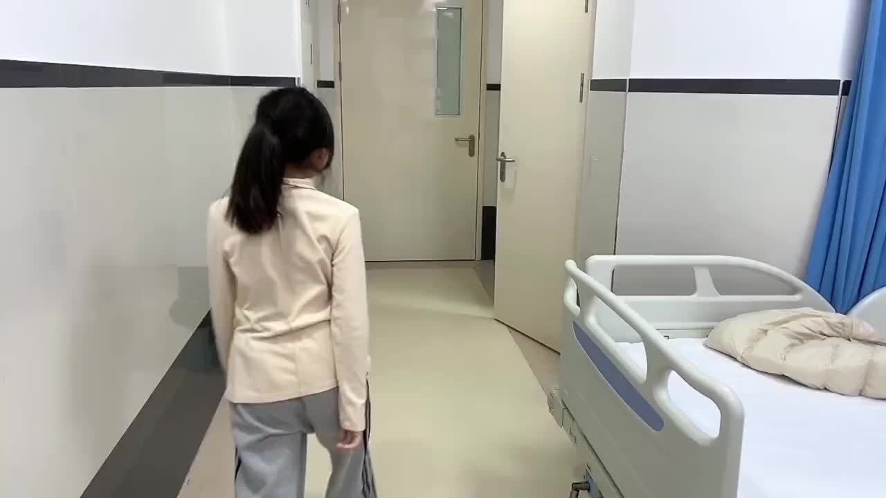 喜欢的咕卡砖被爸爸弄坏气得躲厕所不出来