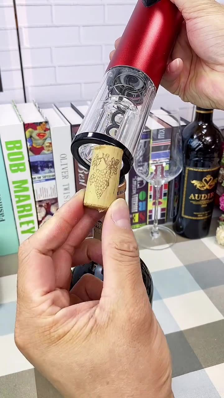 ...b>红酒开瓶器正确的使用方法,轻轻一按几秒钟就开了