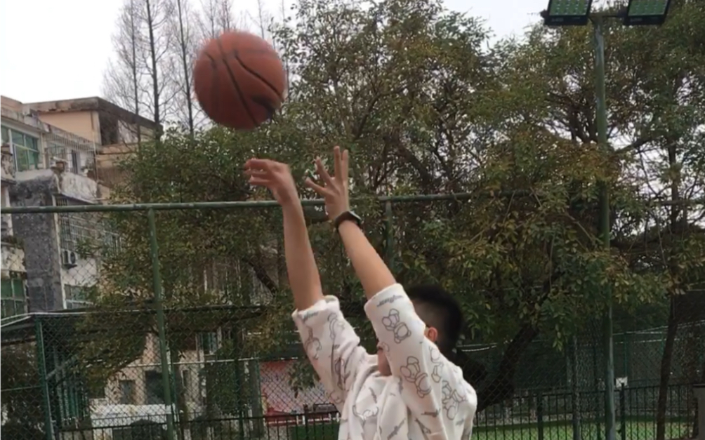 懂球的朋友,帮我看看投篮动作呀!