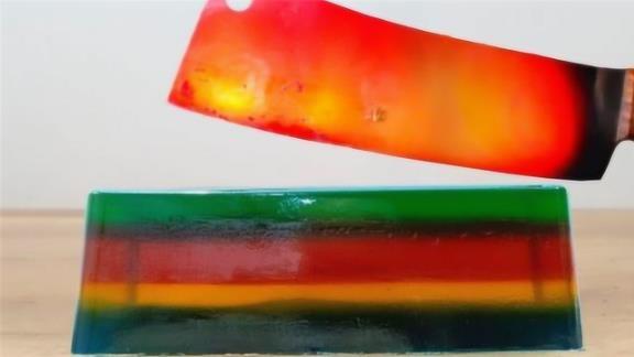 1000℃菜刀的花式操作,一刀切下后,画面太硬核了!