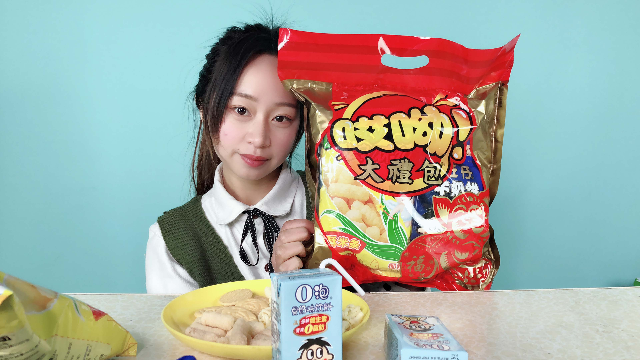妹子试吃“旺旺大礼包”,有吃的有喝的,超满足!