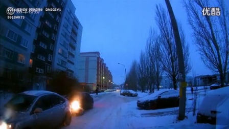实拍女司机雪地倒车撞车