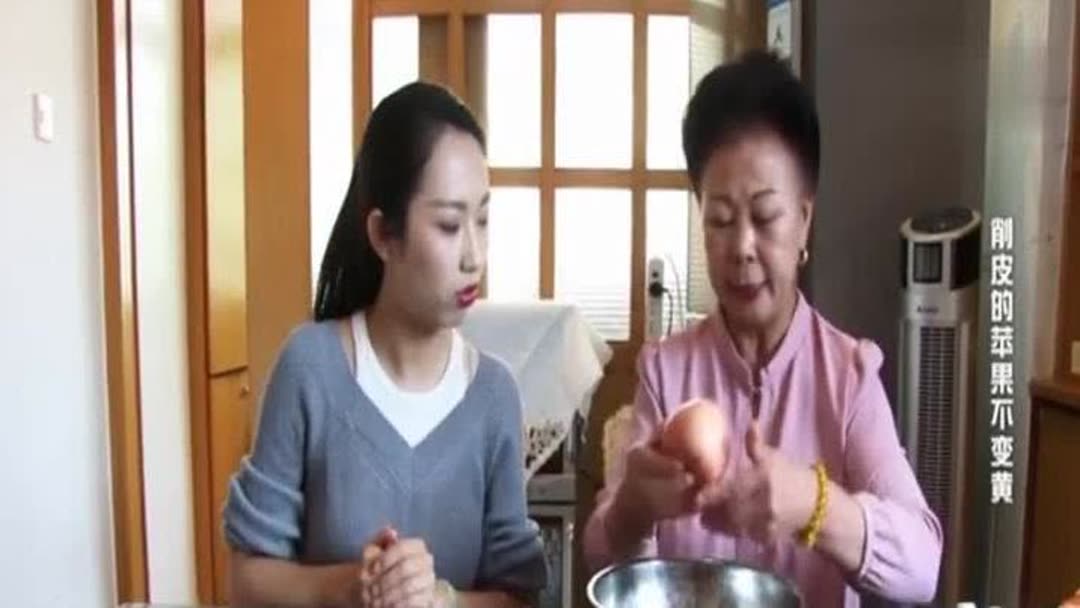 阿姨教你用这招削苹果皮放再久也不变黄