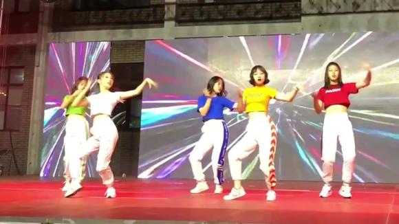 校园晚会上,美女们表演的舞蹈串烧,超强的节奏感嗨翻全场!