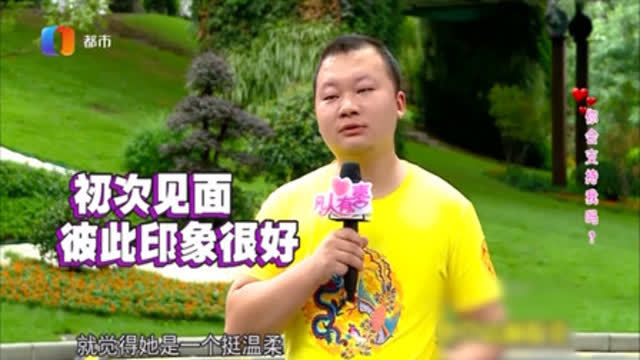 小伙带女孩参观工司,公司的规模很大,女孩对此很满意