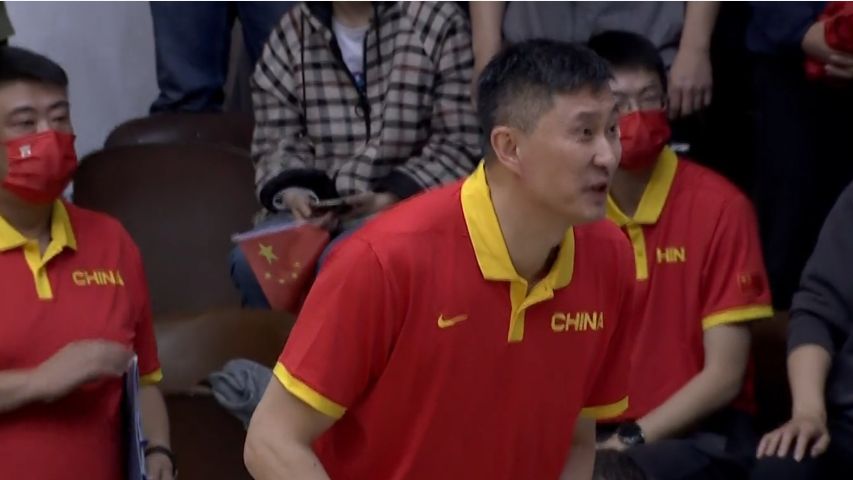 中国男篮VS伊朗最后激烈30秒!周鹏底角三分杀死比赛,老队长给力