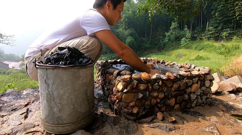 上山第34天:第一次自制土窑烧竹炭,看样子还不错