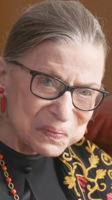 美国大法官金斯伯格去世,数百民众聚集法庭外大合唱悼念