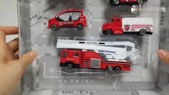 非常好玩儿的电动环形轨道小汽车玩具 在轨道上飞驰的多款汽车