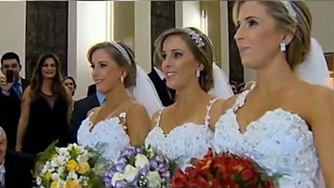 巴西新娘三胞胎姐妹举行集体婚礼 三胞胎品味相似