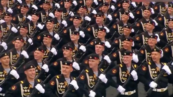 俄罗斯和中国阅兵对比,俄罗斯万人方阵出场,场面令人震撼!