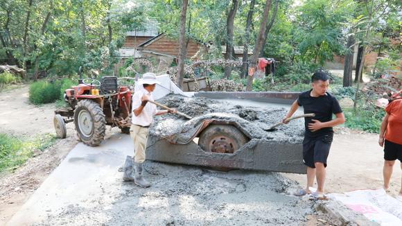 农村小伙拉混凝土修路,这样的斜坡怎样修你知道吗?