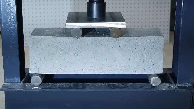 为何混凝土要搭配钢筋,才能发挥最大作用?液压机测试后秒懂