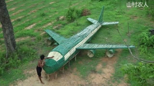 生存哥在飞机模型庇护所下面设计的水池,这样感觉生活好上档次呀