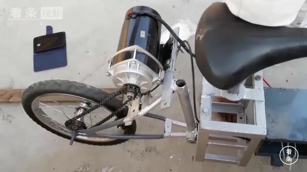 印度小哥30块买的两辆废自行车,折腾半天改造成电动车