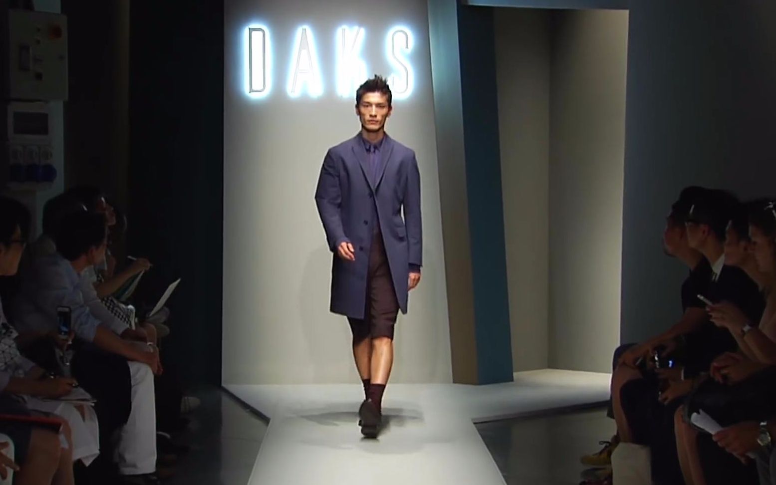 女生福利男模走秀 这几个亚裔小哥倒是真没丢人 很帅很酷丨新潮男装...