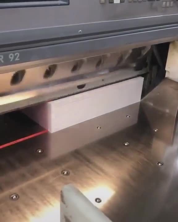 这个裁纸刀真的太锋利了,这么厚的书一刀切过