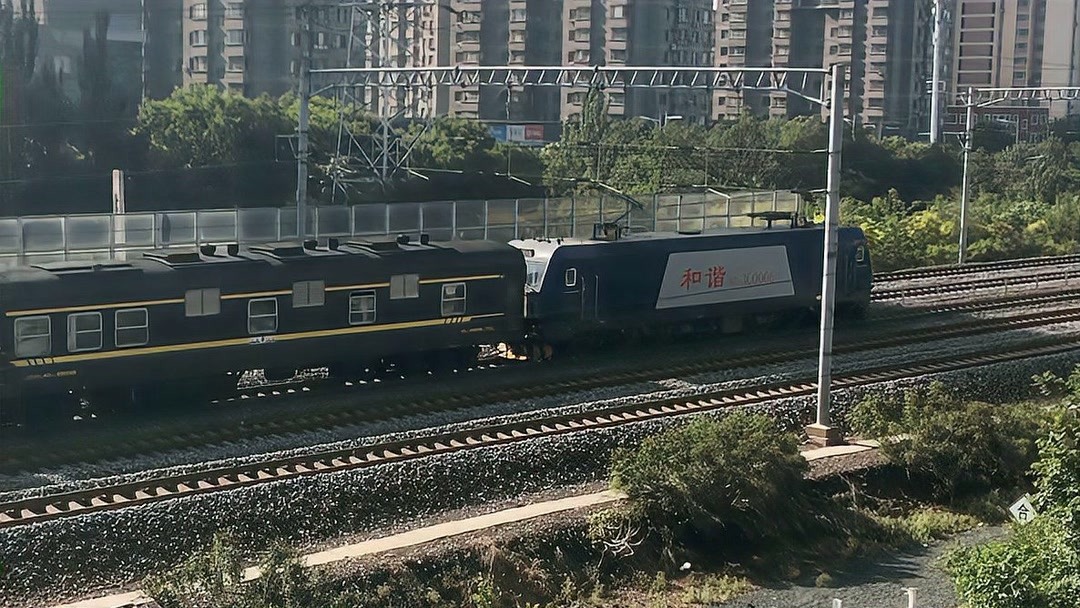 HXD3C型电力机车牵引K7512次白河至大连驶离沈阳站