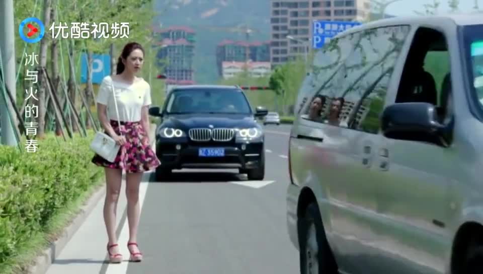 美女被小混混纠缠,借口说自己是警察在执行任务,小混混立马吓跑