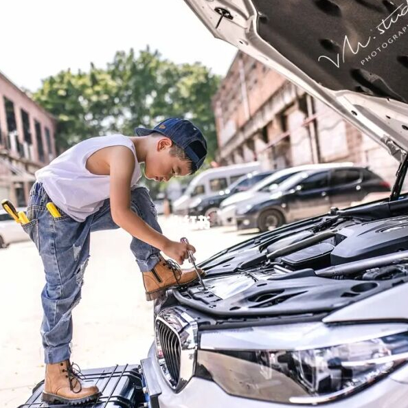 小男孩修车 