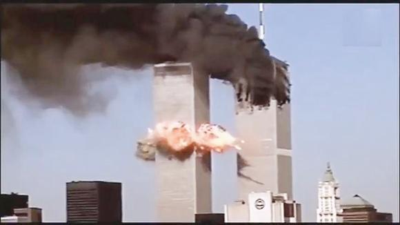 恐怖美国911事件,飞机撞世贸大楼瞬间,如同灾难降临