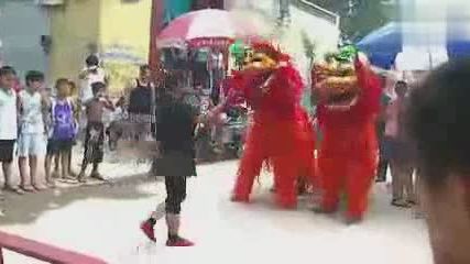 农村舞狮表演,这舞狮队真帅气!