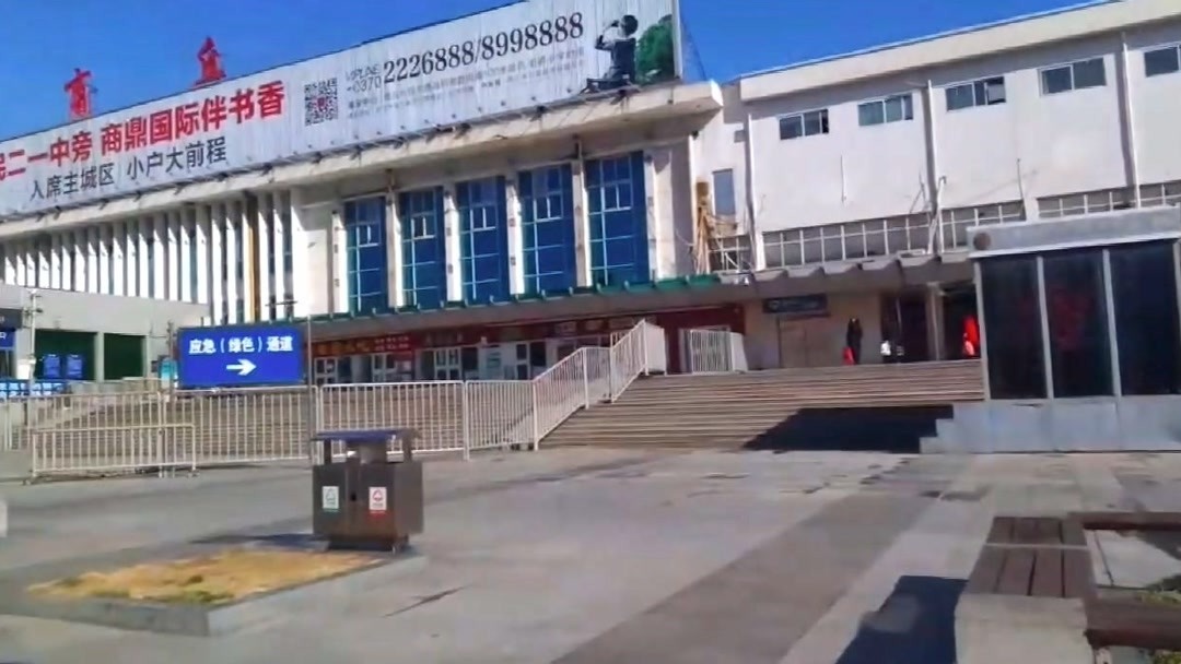 坐火车从商丘到郑州,车上人烟稀少,一路检查严格