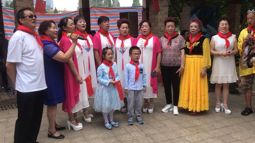 快乐人艺术团“六一”活动,合唱《让我们荡起双桨》童年美好回忆