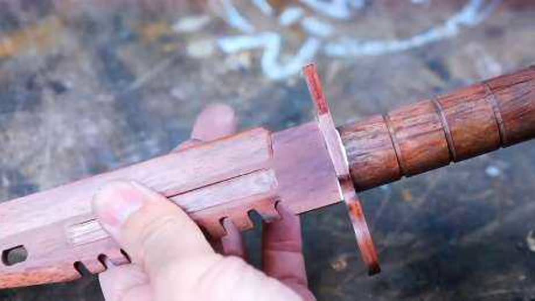 好精致的一把木刀,用来切菜我还真舍不得