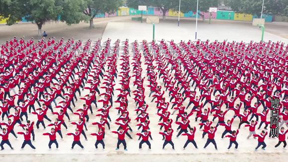 小学生齐聚体育场,千人武术表演,这场面真是太壮观了