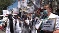 工资和床位都少得可怜,巴黎医护人员不干了:在医院门外围得水泄不通