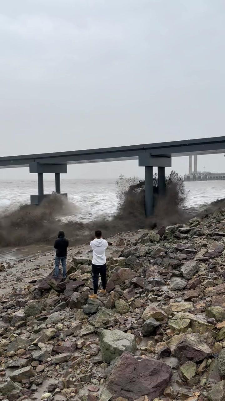 钱塘江大潮震撼来袭,黑衣男子近距离观潮差点被凶猛的潮水冲走