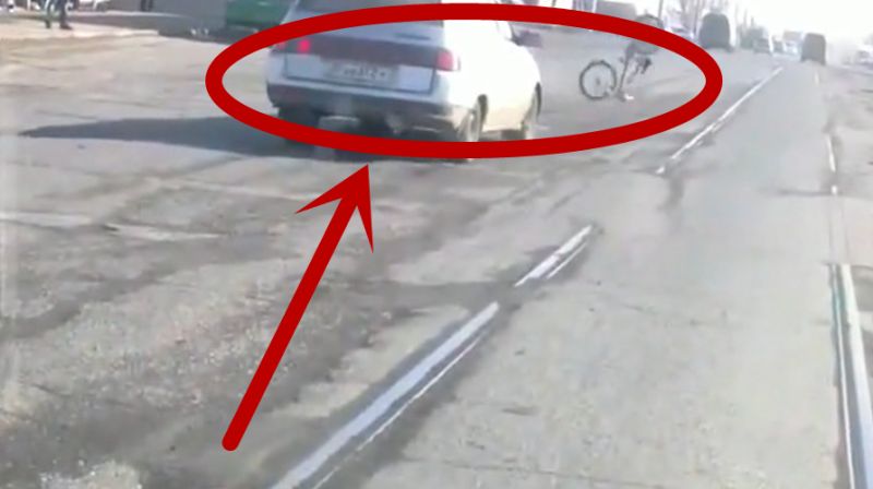 前面汽车撞上自行车,连人带车直接撞飞